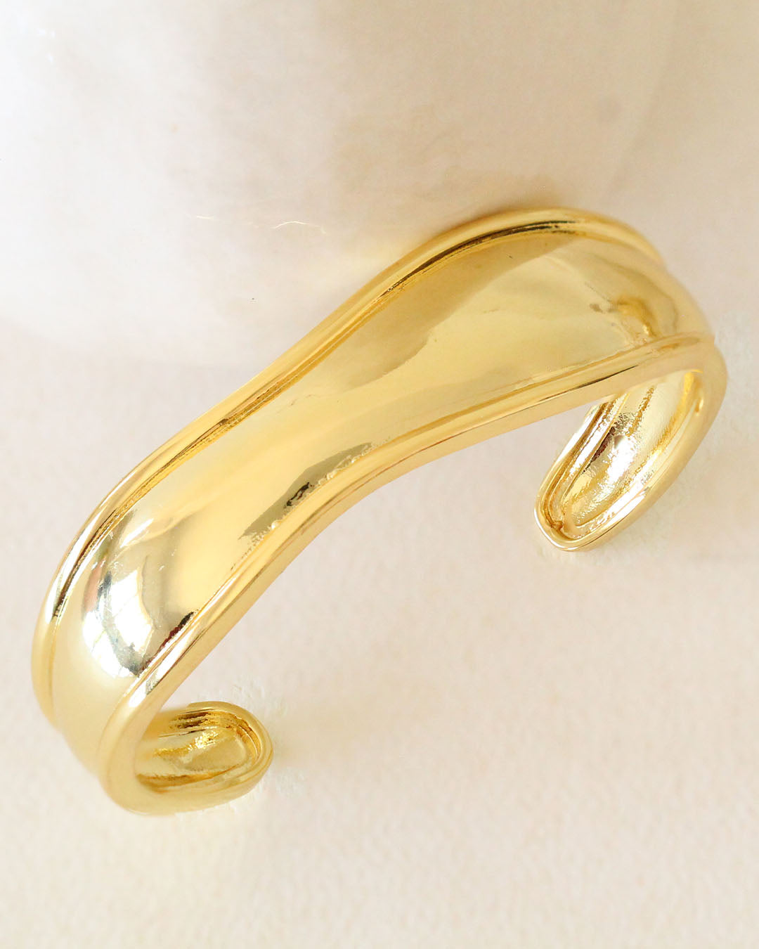 Pulsera Minimal Dorada – PINK REVOLVER