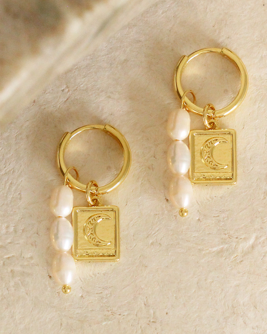 Arracadas Placa Luna Perlas – PINK REVOLVER