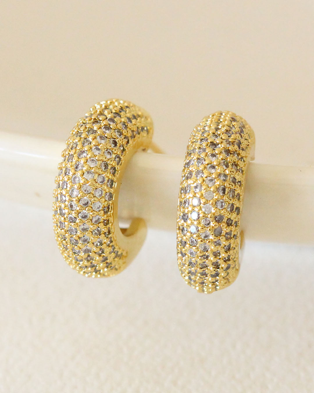 Arracada Dorada Inflada Zirconias Chica – PINK REVOLVER